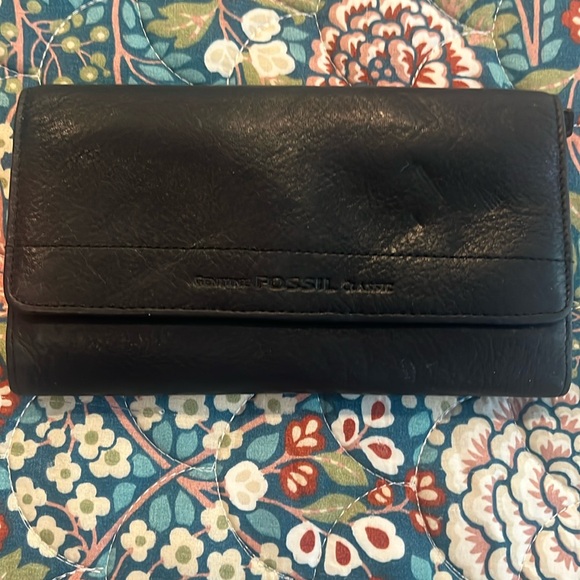 Fossil | Bags | Fossil Classic Trifold Leather Wallet | Poshmark